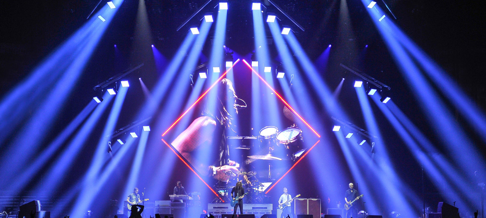 Dan Hadley Rocks MagicPanel-Fx with Foo Fighters Concrete and Gold Tour ...